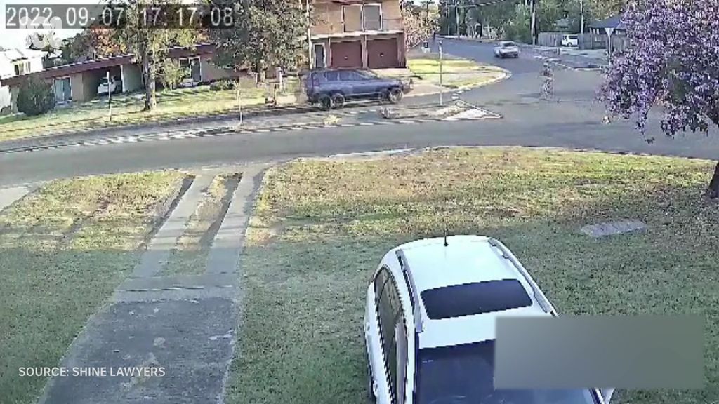 A cyclist is struck by a four wheel drive vehicle in Rockhampton - ABC News