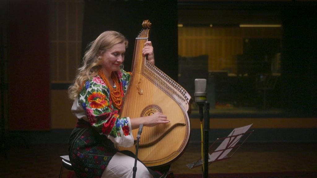 Ukrainian-born musician keeping traditions of the bandura alive - ABC News