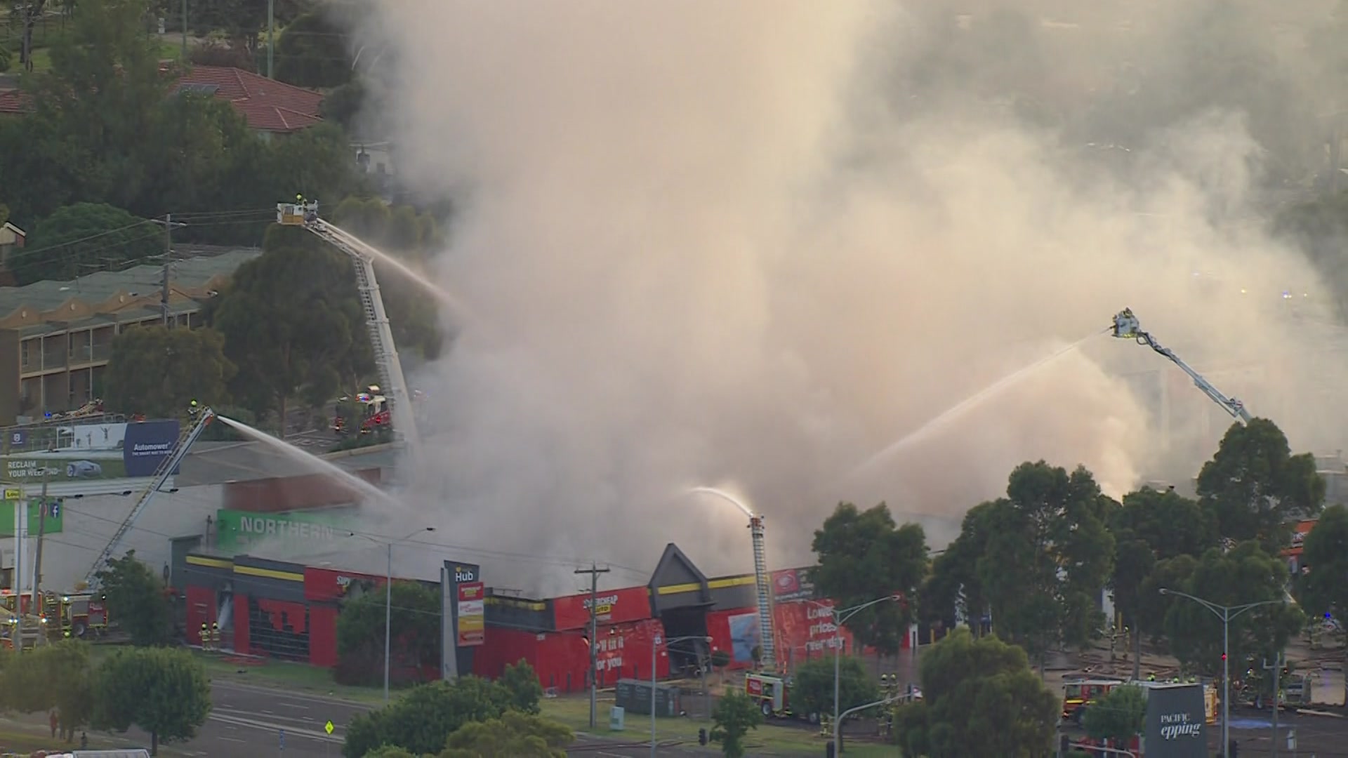 Fire crews tackle huge blaze at Supercheap Auto and Cash Converters ...
