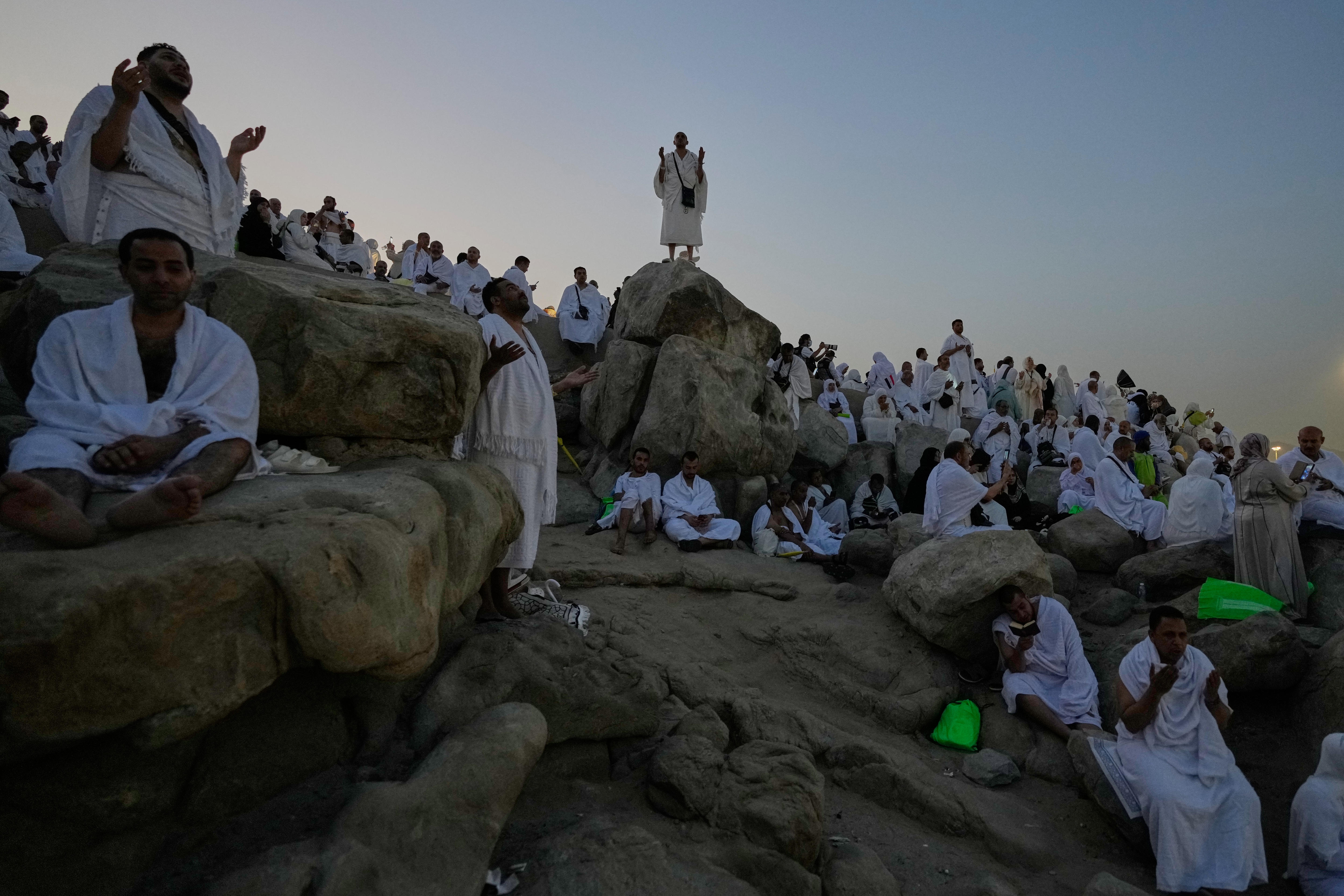 Thousands of Muslims pray on Mount Arafat for 2026 Hajj pilgrimage ...