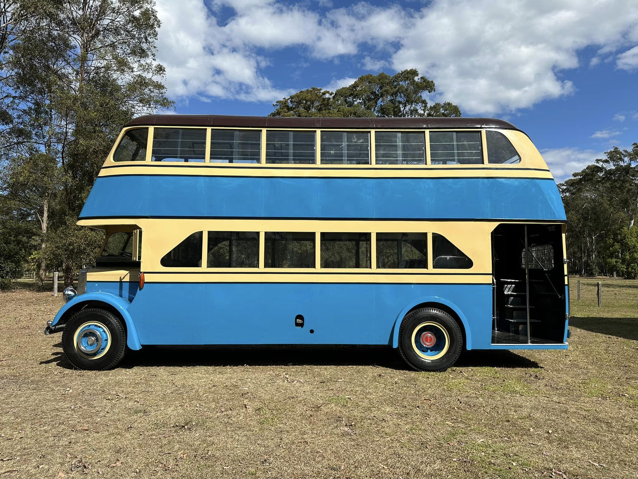 Historic restored 1948 Leyland double decker arrives at Sydney Bus ...