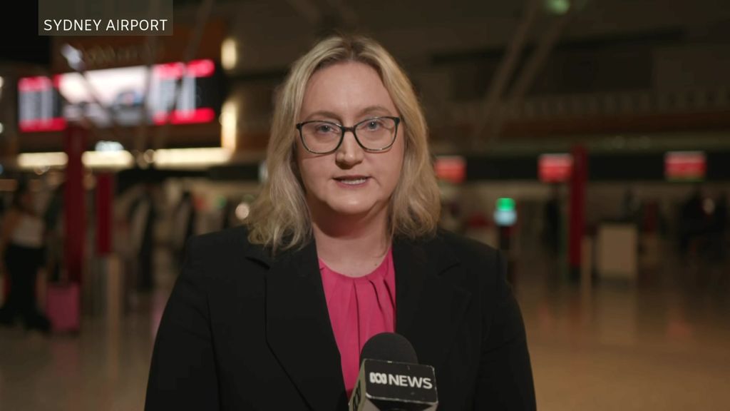 Qantas facing shareholder revolt over executive bonuses - ABC News