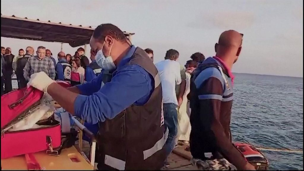 Survivors arrive on shore after tourist boat sinks in Red Sea - ABC News