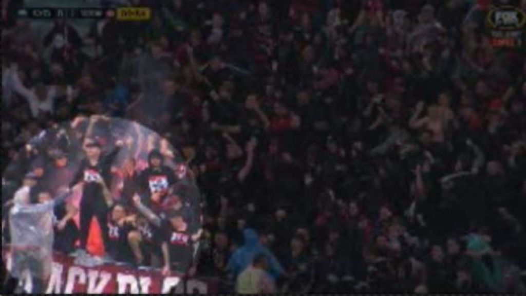 Fans set off flares during Sydney derby - ABC News