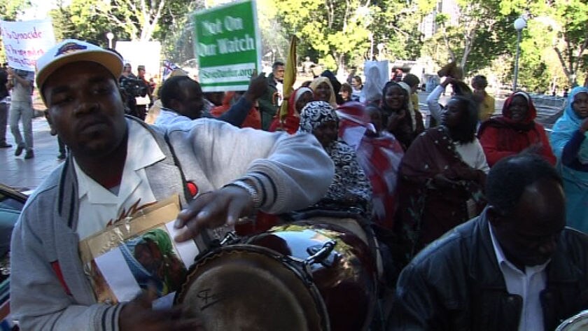 Darfuri refugees march through Sydney - ABC News