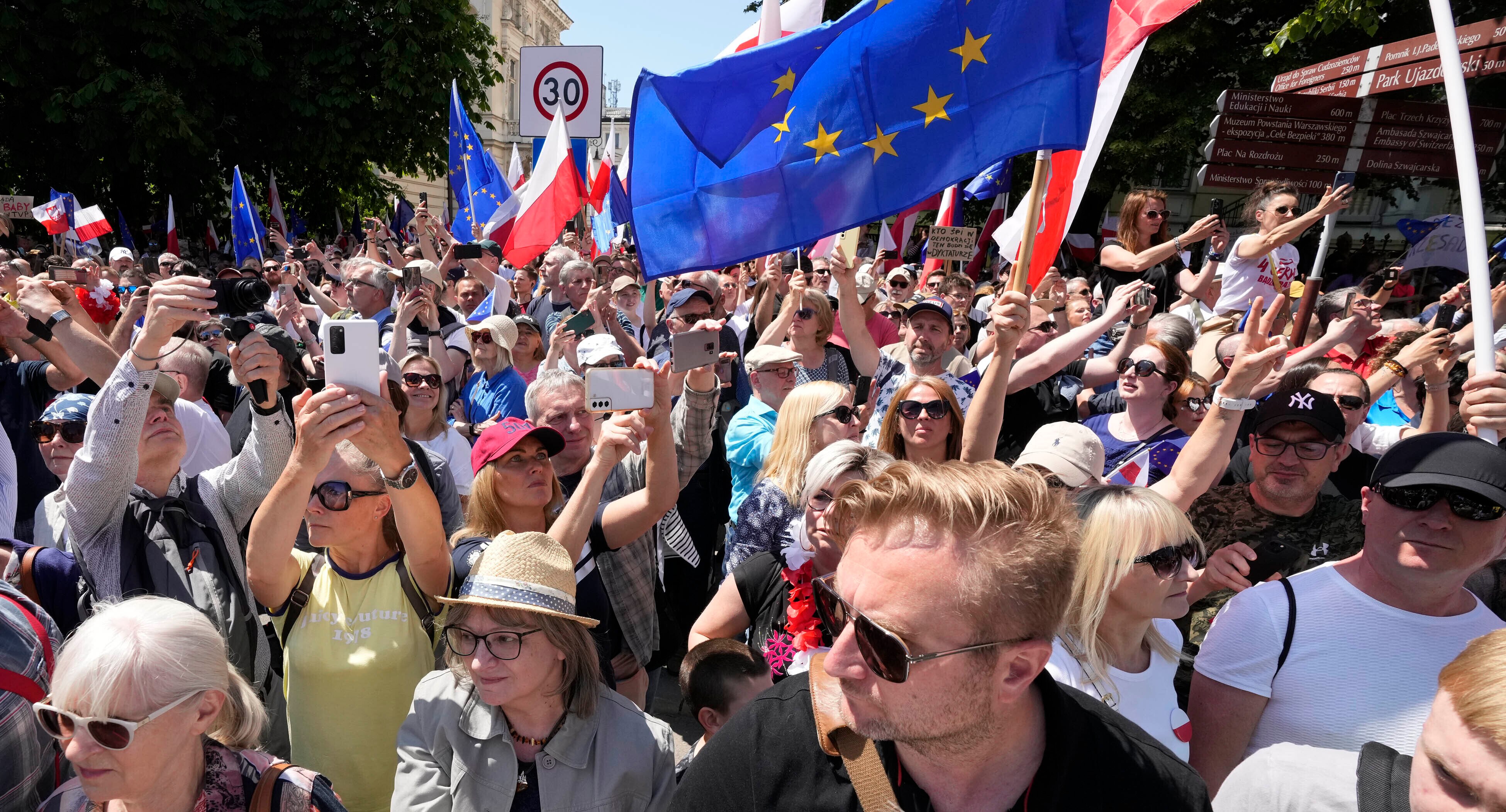 Hundreds of thousands march in Poland to protest right-wing government ...
