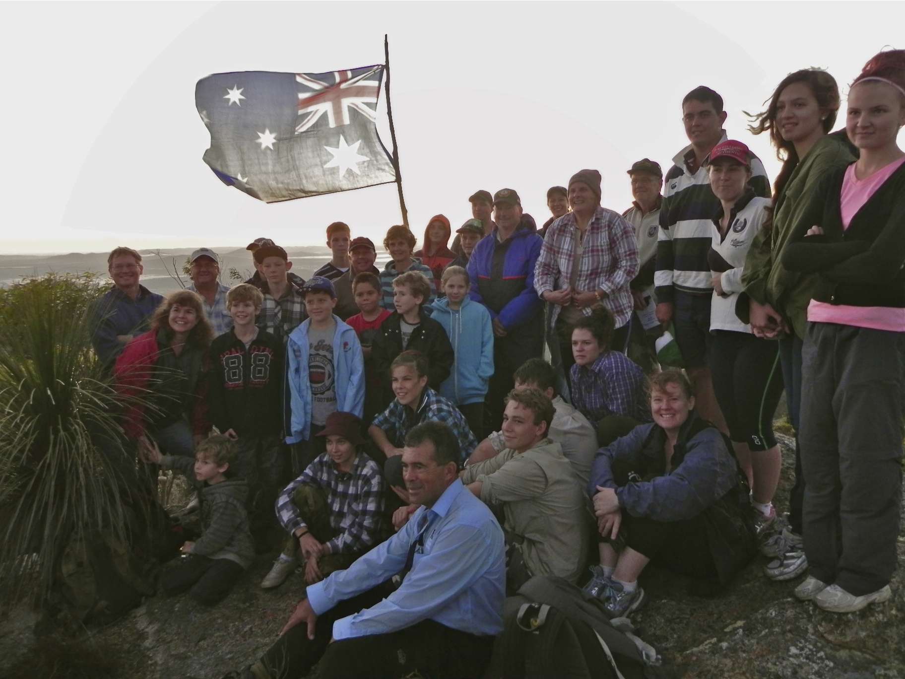 Mountaintop dawn shines light on Anzacs - ABC News