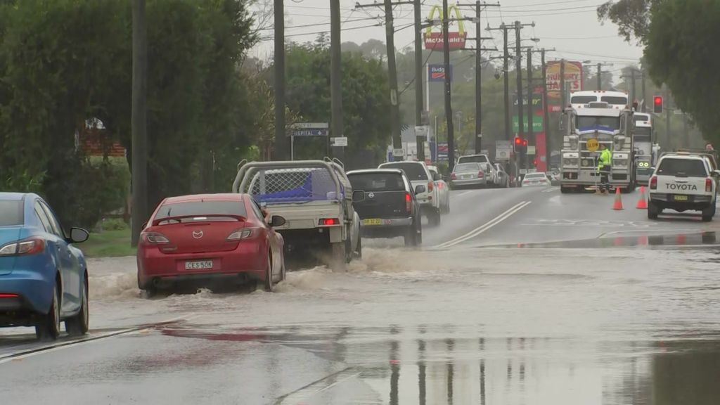 Singleton on alert as floodwater continues to rise - ABC News