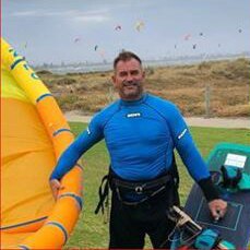 Missing kite surfer Matthew Wing found alive on Geraldton beach - ABC News