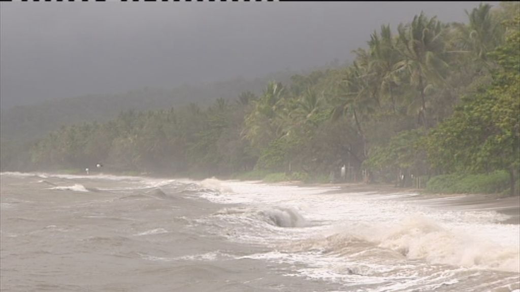 North Qld residents on cyclone alert - ABC News