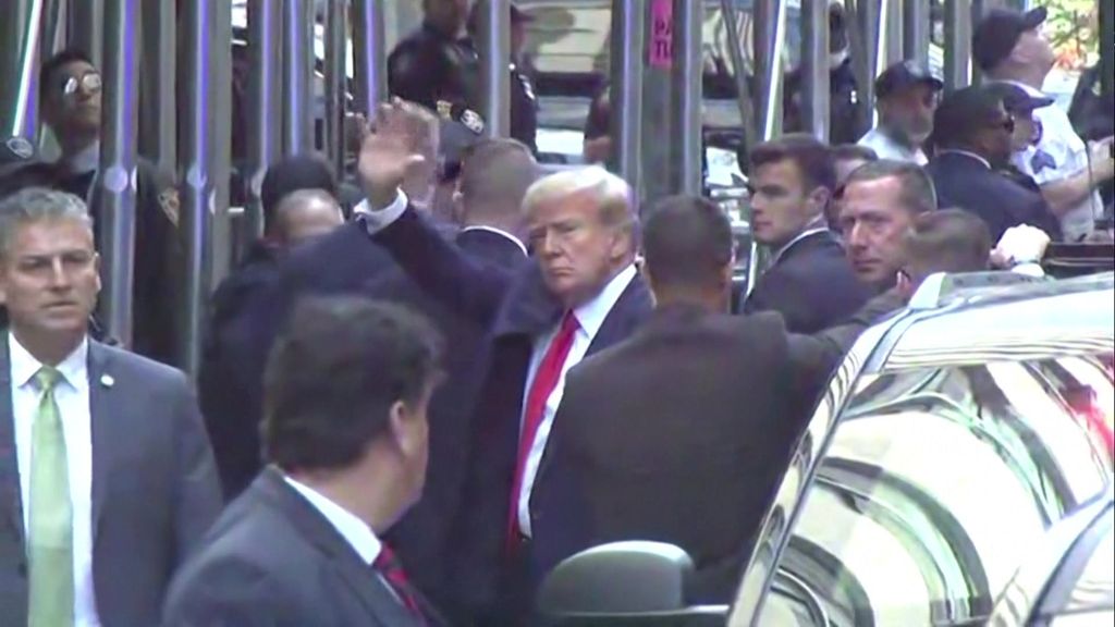 The moment Trump waves to crowd as he arrives at court for arraignment ...