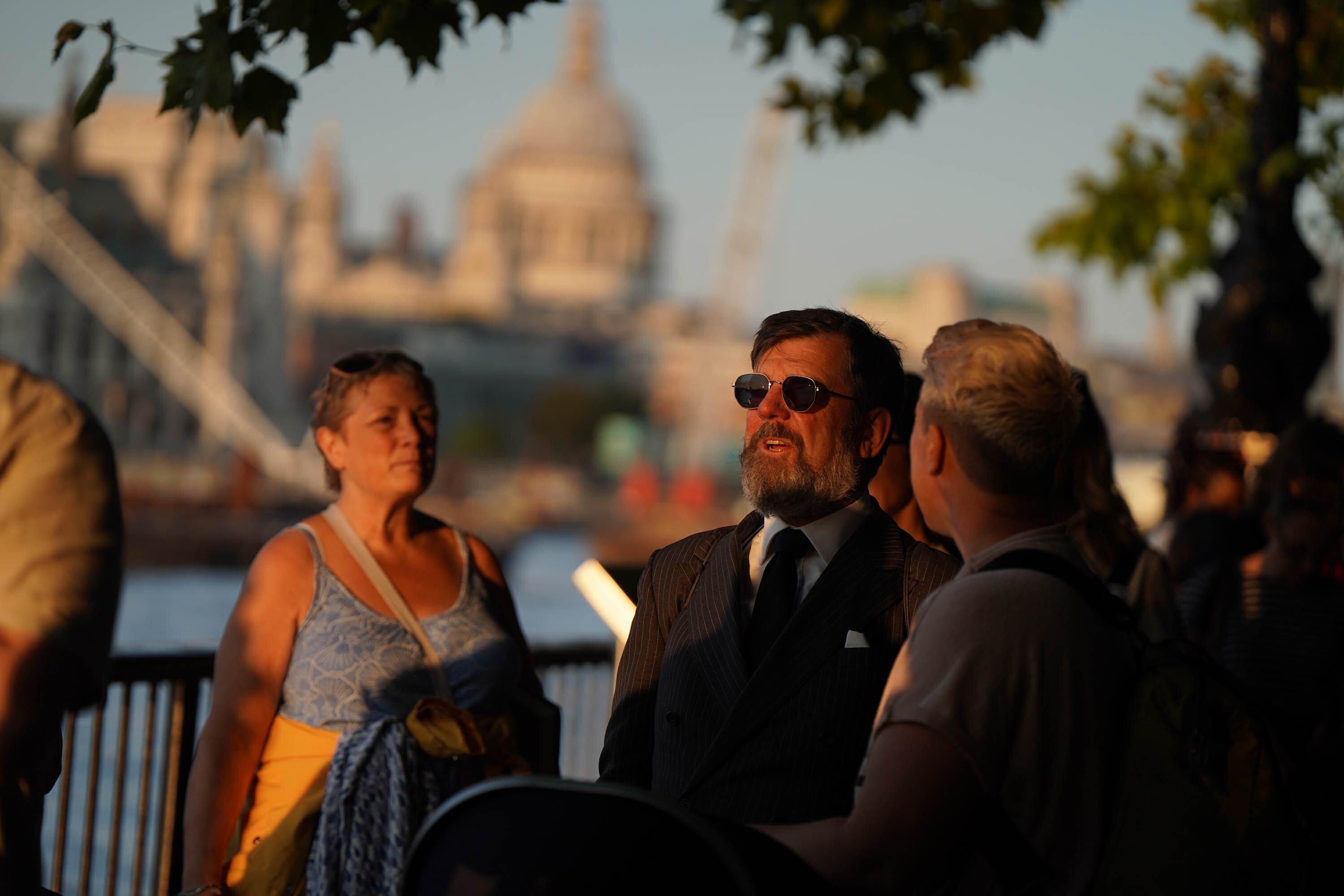 Queue snakes through London as people wait to see Queen Elizabeth lying ...
