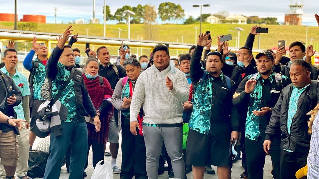 Samoan seasonal workers sing farewell thank you - ABC News