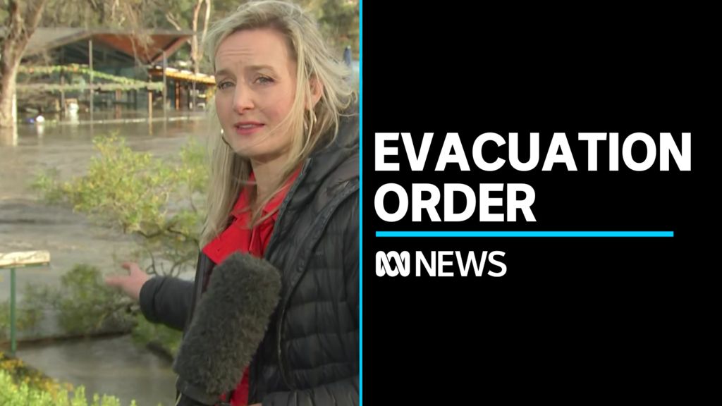 Maribyrnong residents evacuate as flood threat worsens - ABC News