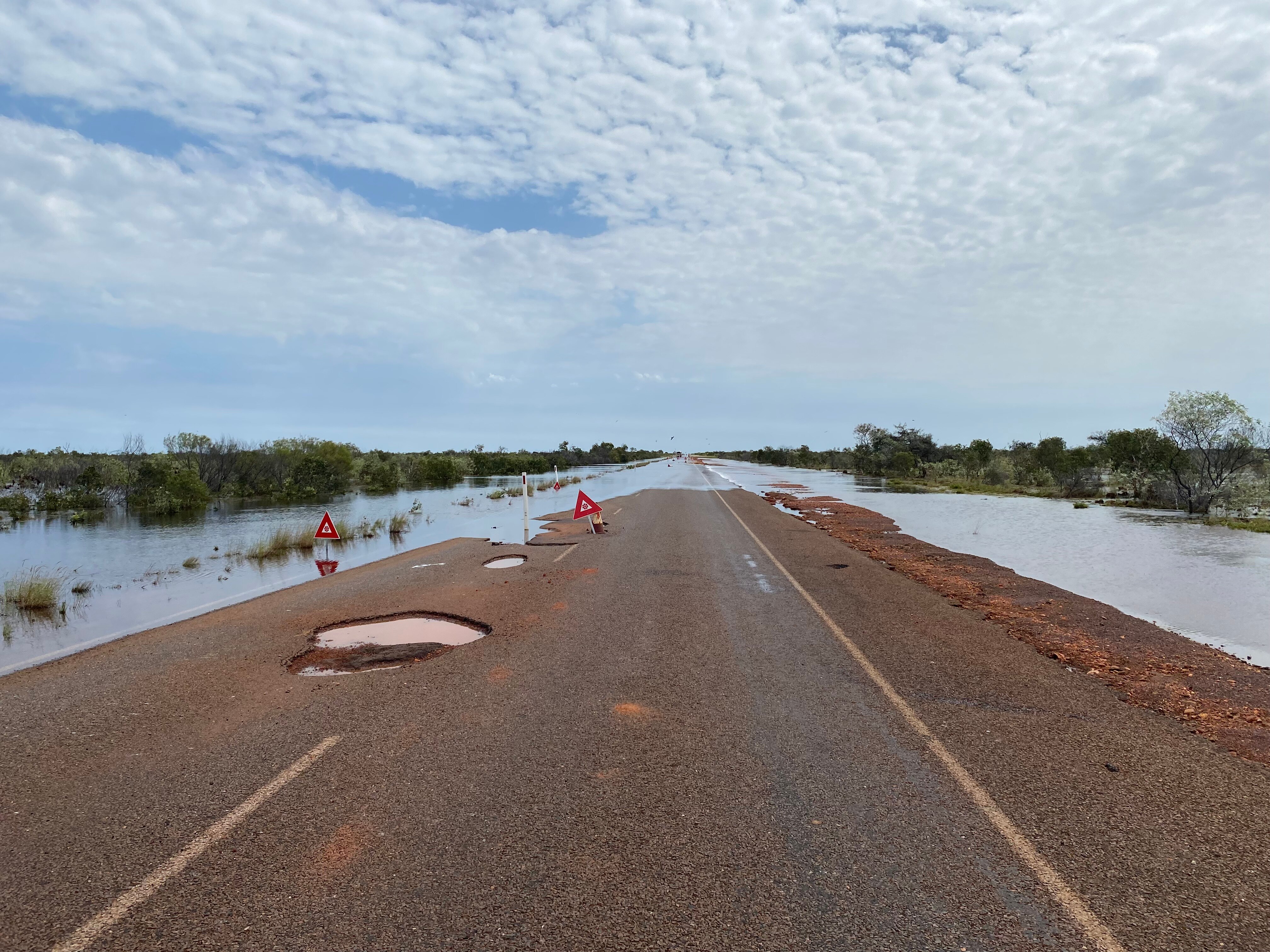 Outback flood turns NT's Birrindudu Station into "a sea" - ABC listen