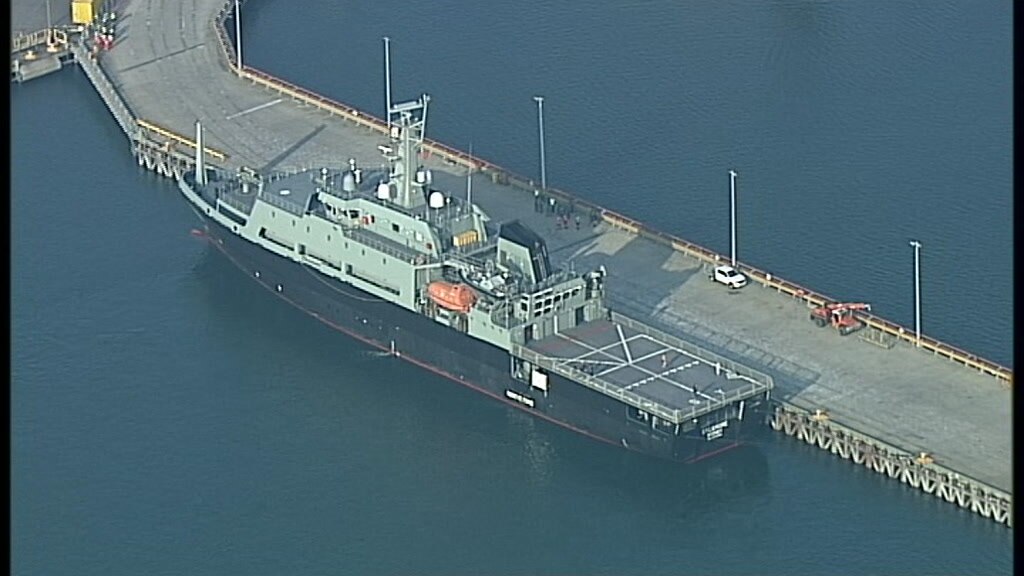 Bushfire evacuees from Mallacoota arrive at Hastings on board naval ...