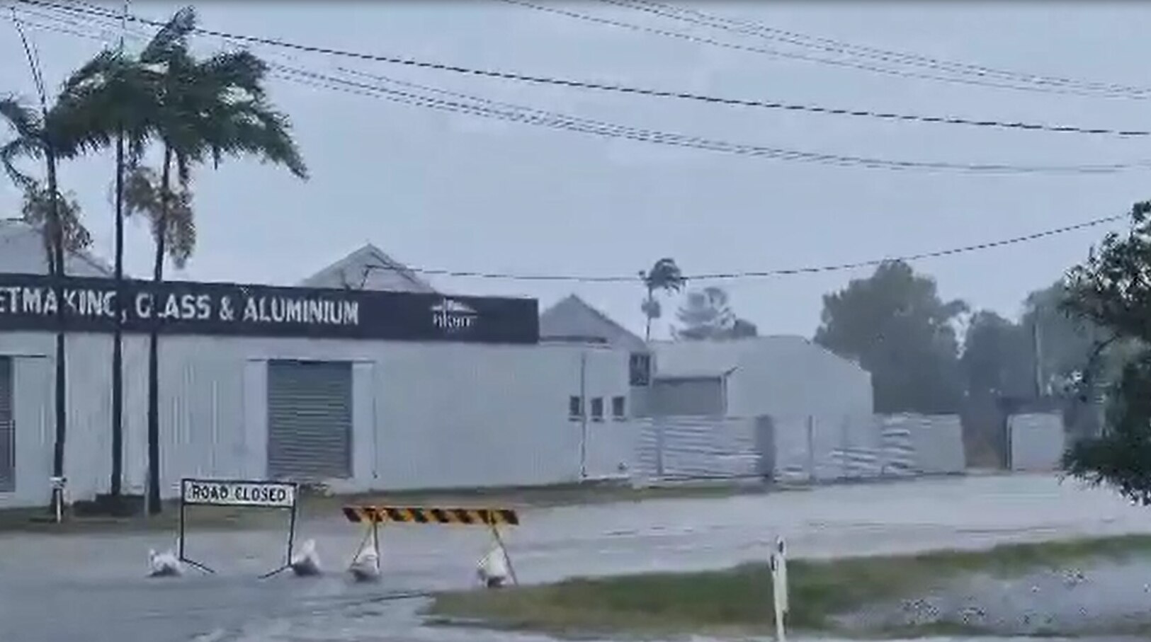 Localsed flooding closes Bowen road - ABC News