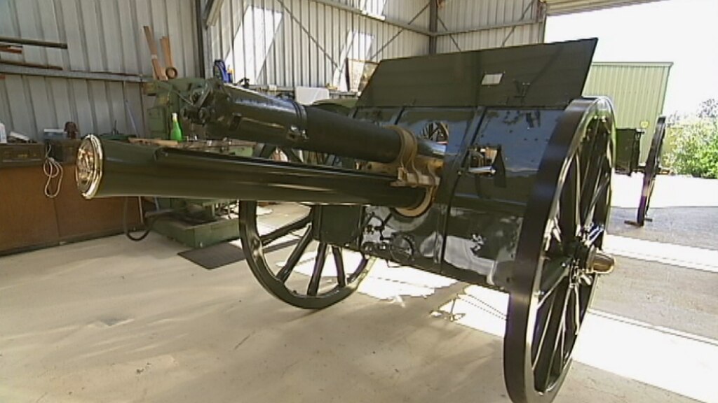 WWI centenary: Horse-drawn 18-pounder artillery piece and gun carriage ...