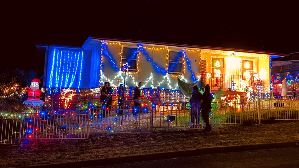 Snow display for final Christmas lights - ABC News