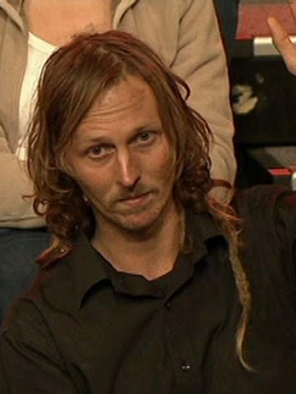 Tributes for shoe-throwing activist - ABC News