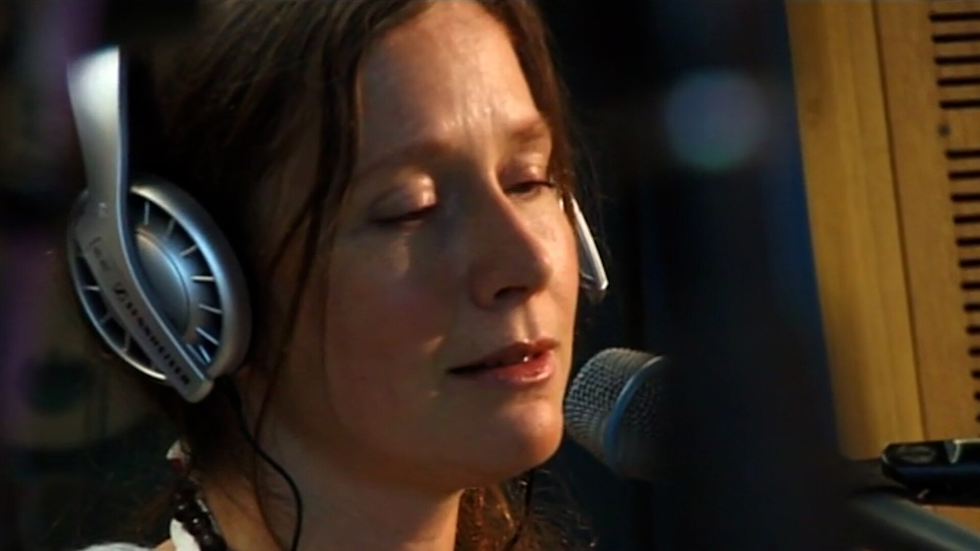 Lou Rhodes covers Elliott Smith 'Satellite' for Like A Version [2007 ...