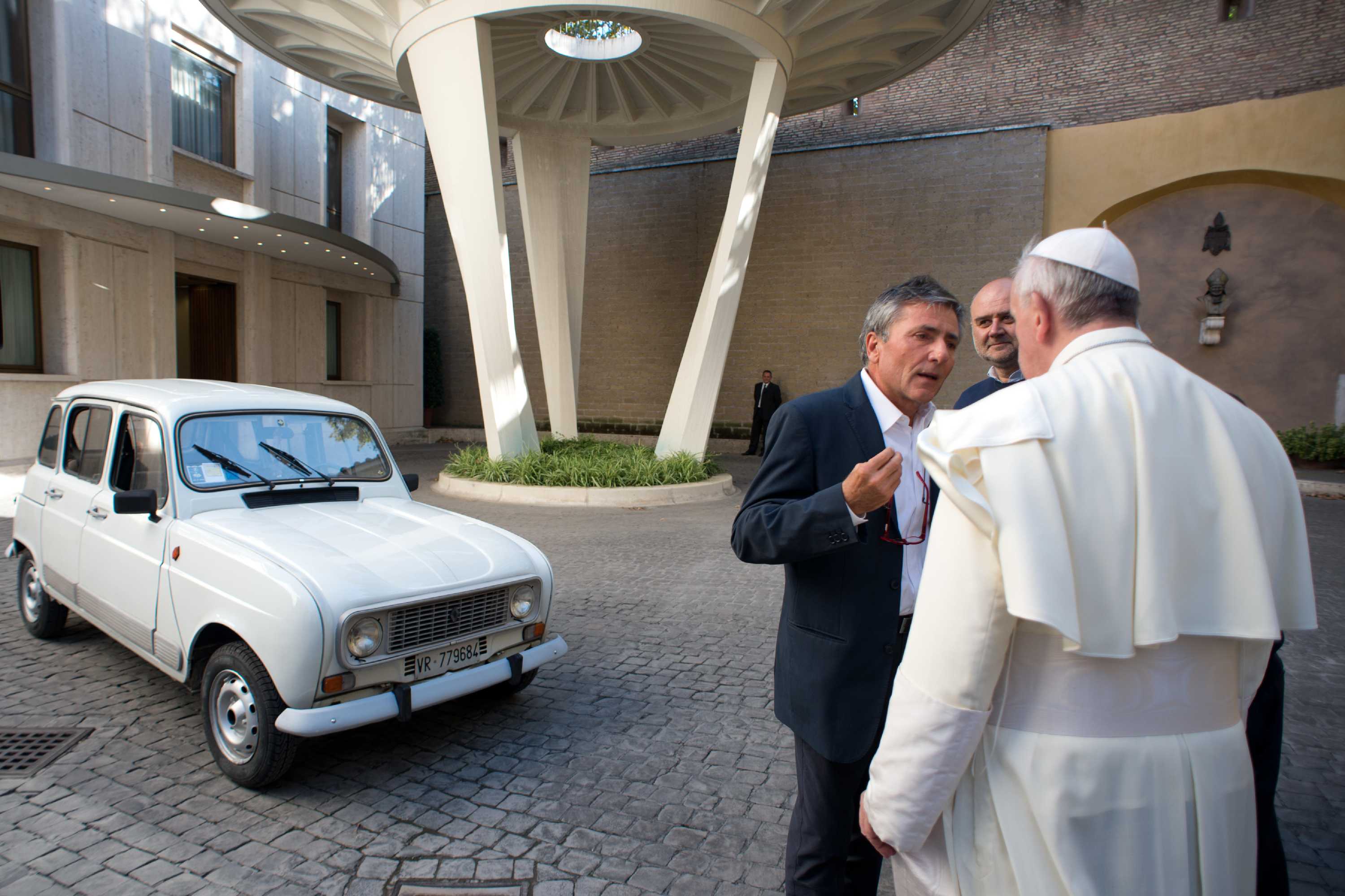 Pope Francis to use 1984-model Renault as Vatican Popemobile - ABC News