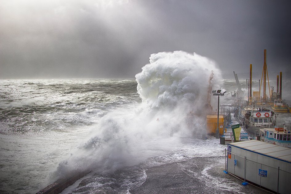 Victoria hit by 'weather bomb' with destructive winds, storm surge and ...