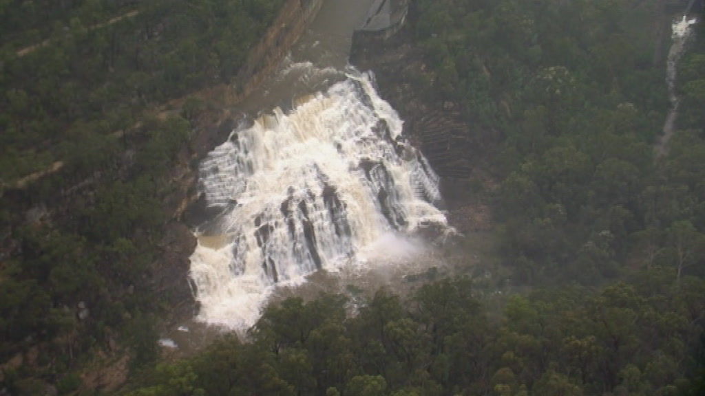 Heavy rain forces water to cascade out of Nepean Dam - ABC News