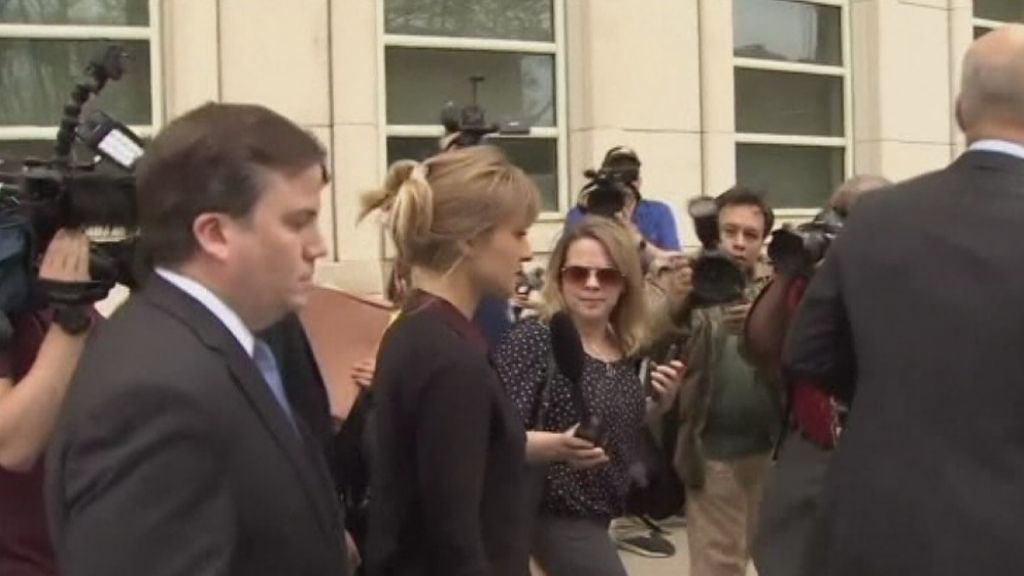Smallville actress accused in sex-trafficking case leaves federal court ...