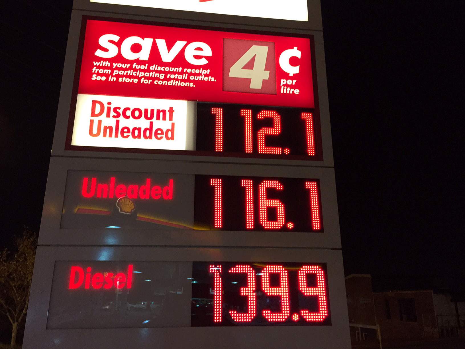 Perth motorists hunt for 'super discount' fuel in new price war - ABC News