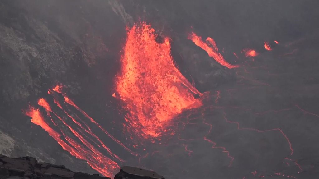 Fountains of lava burst from Hawaii volcano crater - ABC News