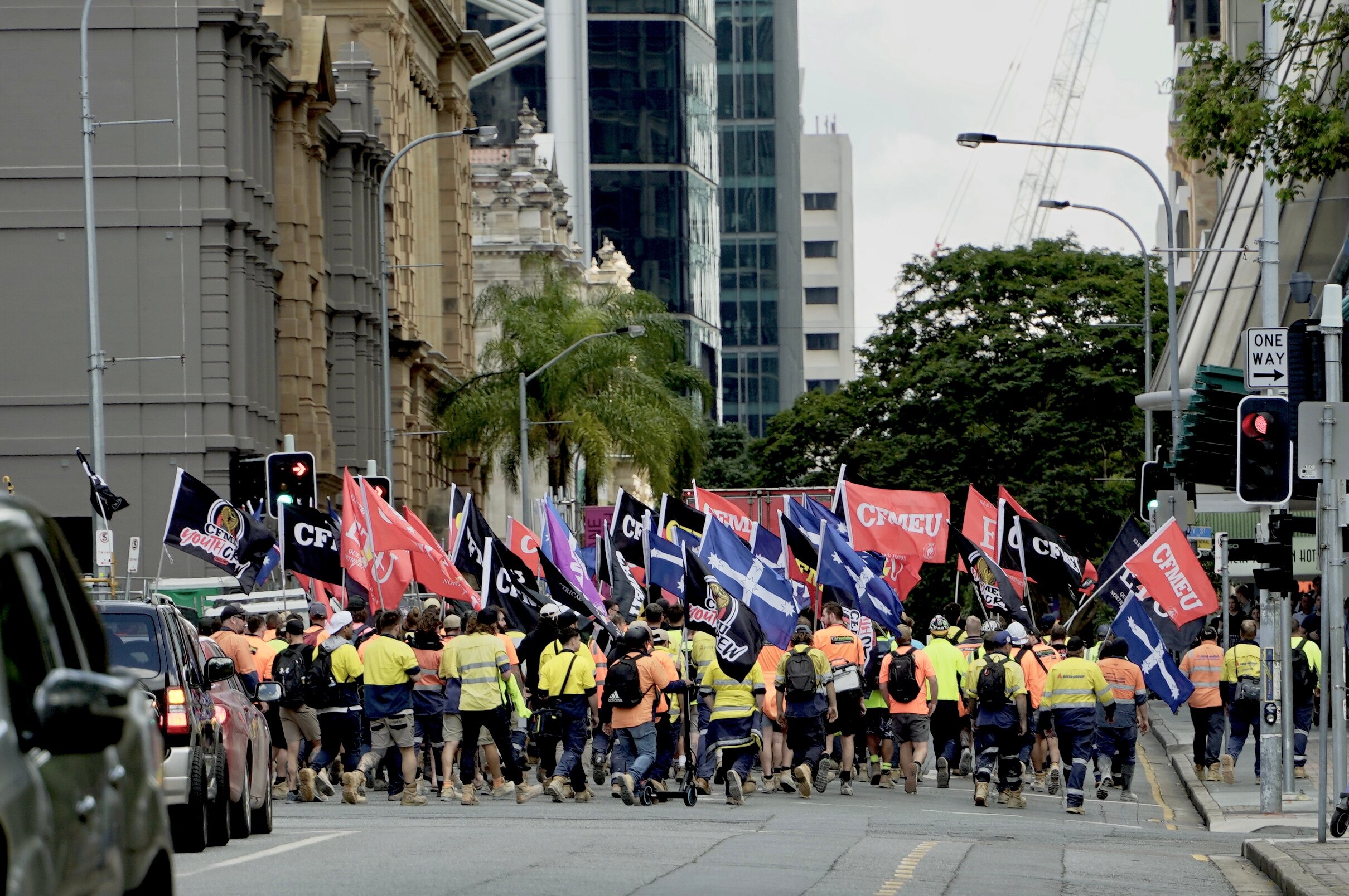 Thousands of tradies march through Brisbane in union rally calling for ...