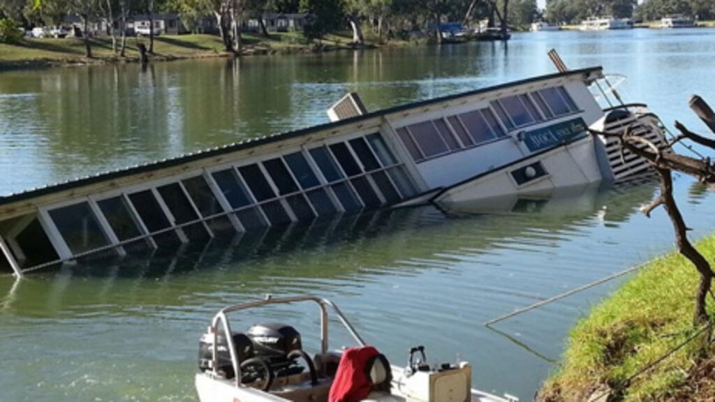 Historic Murray River paddle boat sinks at Mildura - ABC News