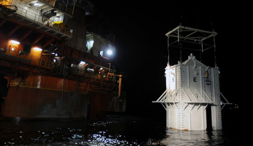 Crews lower dome in bid to cap oil leak - ABC News