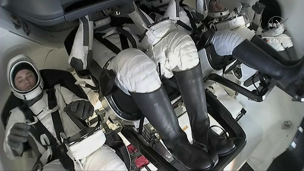 The moment NASA's astronauts splashdown from ISS mission - ABC News