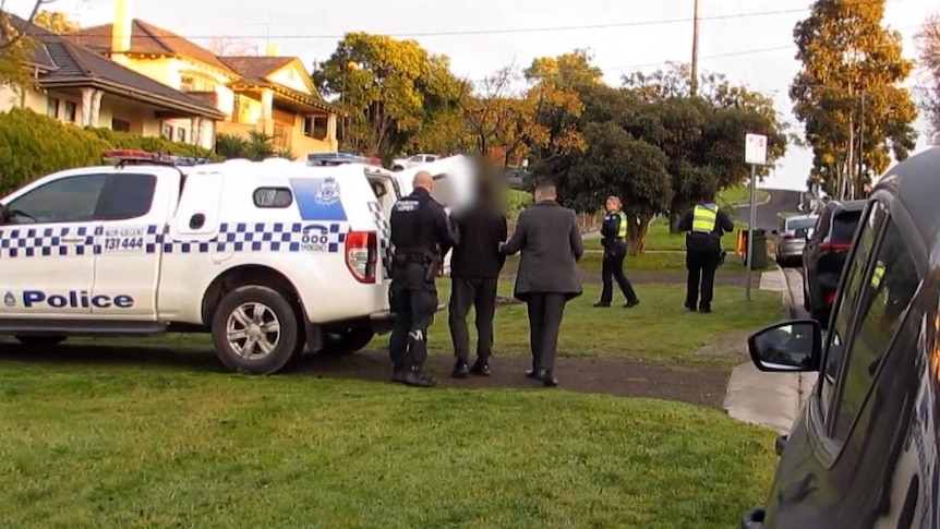 Police arrest three men in early morning raids in Bendigo - ABC News Police arrest three men in early morning raids in Bendigo - ABC News