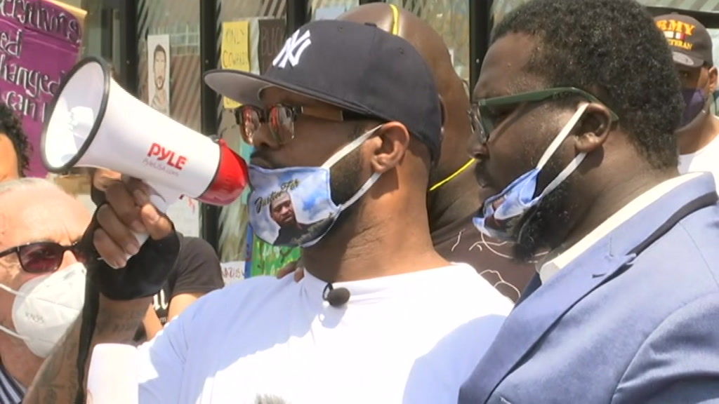 George Floyd's brother calls for peace as violence continues - ABC News