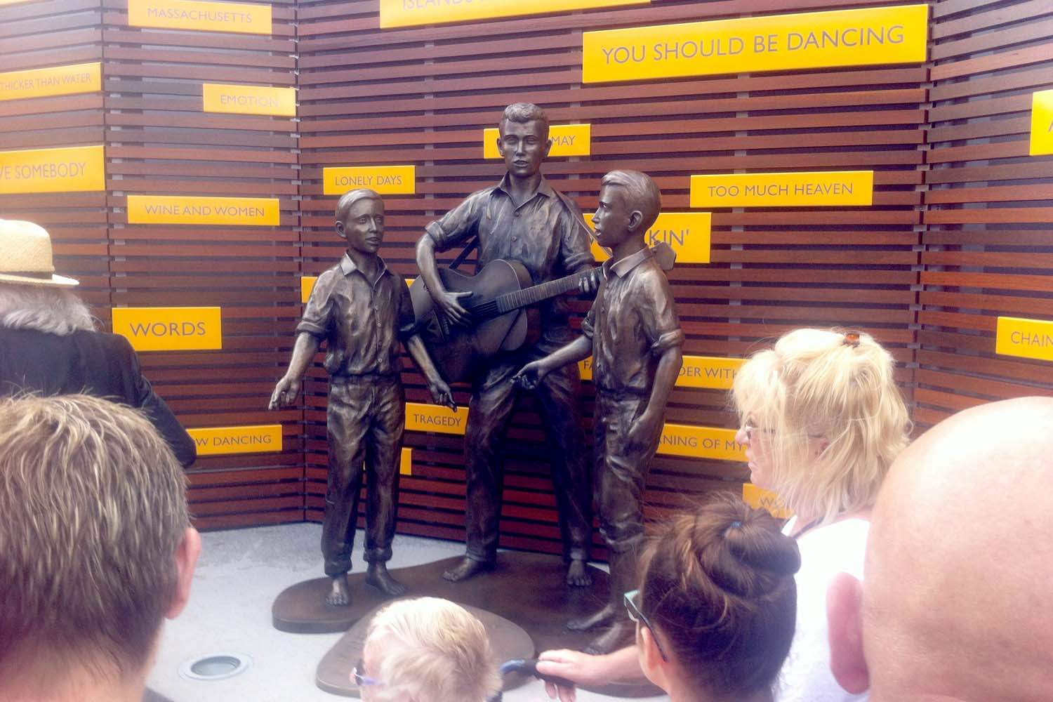 Gibb returns to Redcliffe to unveil Bee Gees statue - ABC News