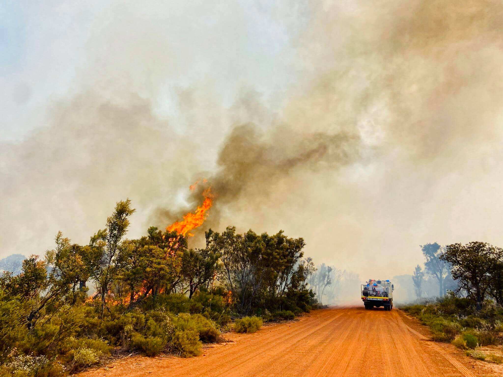 Bushfire emergency still posing 'significant risk' north of Perth as ...