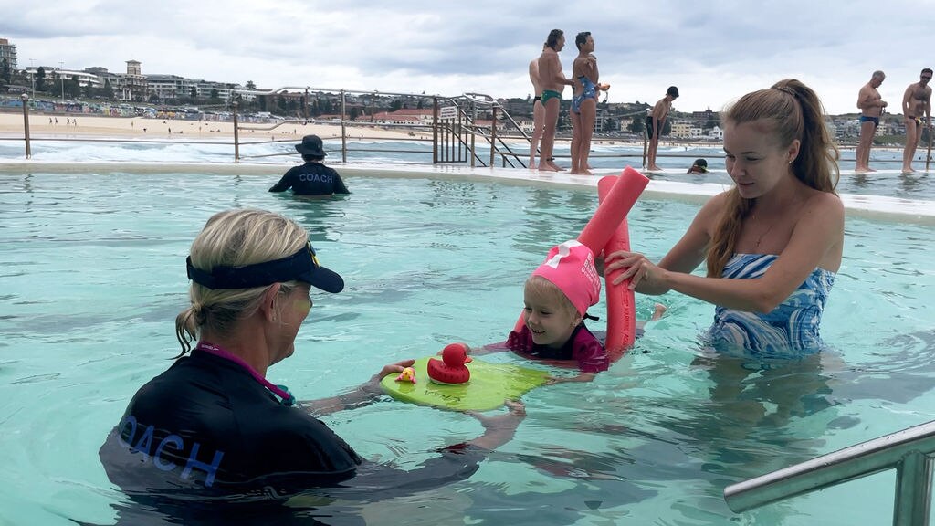 Ukrainian arrivals learn to swim in the ocean at Bondi Beach - ABC News