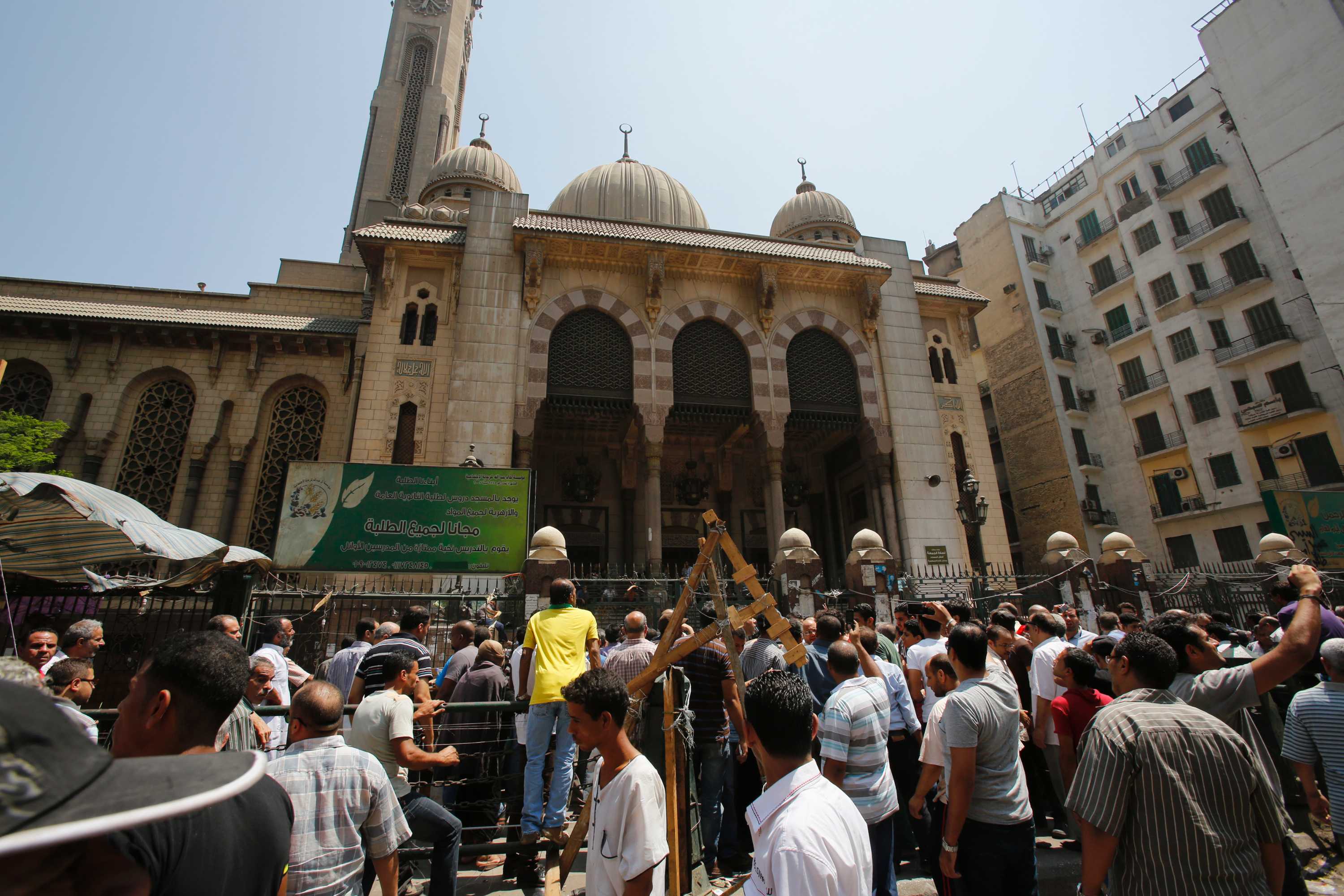 Egypt in crisis: violence breaks out at besieged Cairo mosque - ABC News