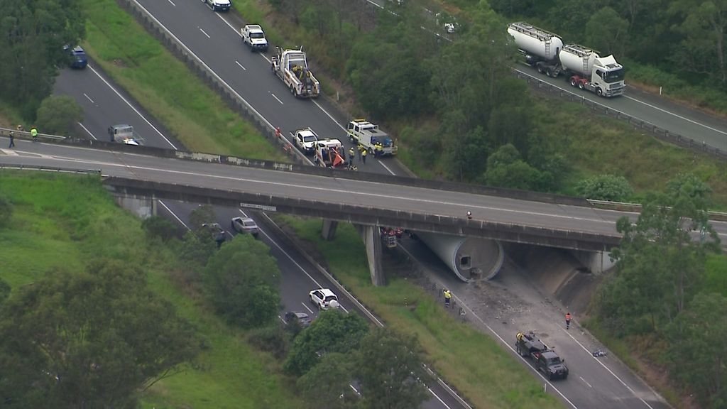 A truck crashed on the Warrego Highway causing traffic chaos. - ABC News