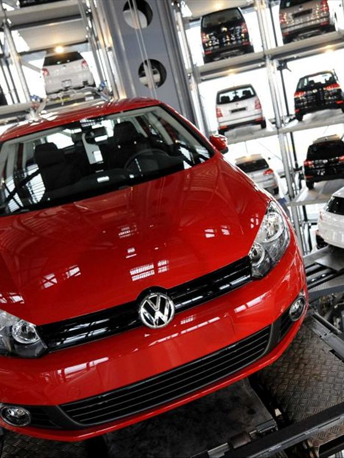 VW shares plunge after car maker admits to rigging diesel vehicle ...