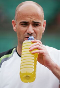 I'm not quitting, says defiant Agassi - ABC News