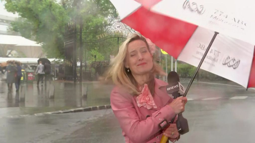 On-air Stephanie Ferrier braves heavy rain at 2022 Melbourne Cup - ABC News