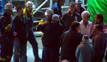 Beaconsfield residents celebrate miner's rescue - ABC News