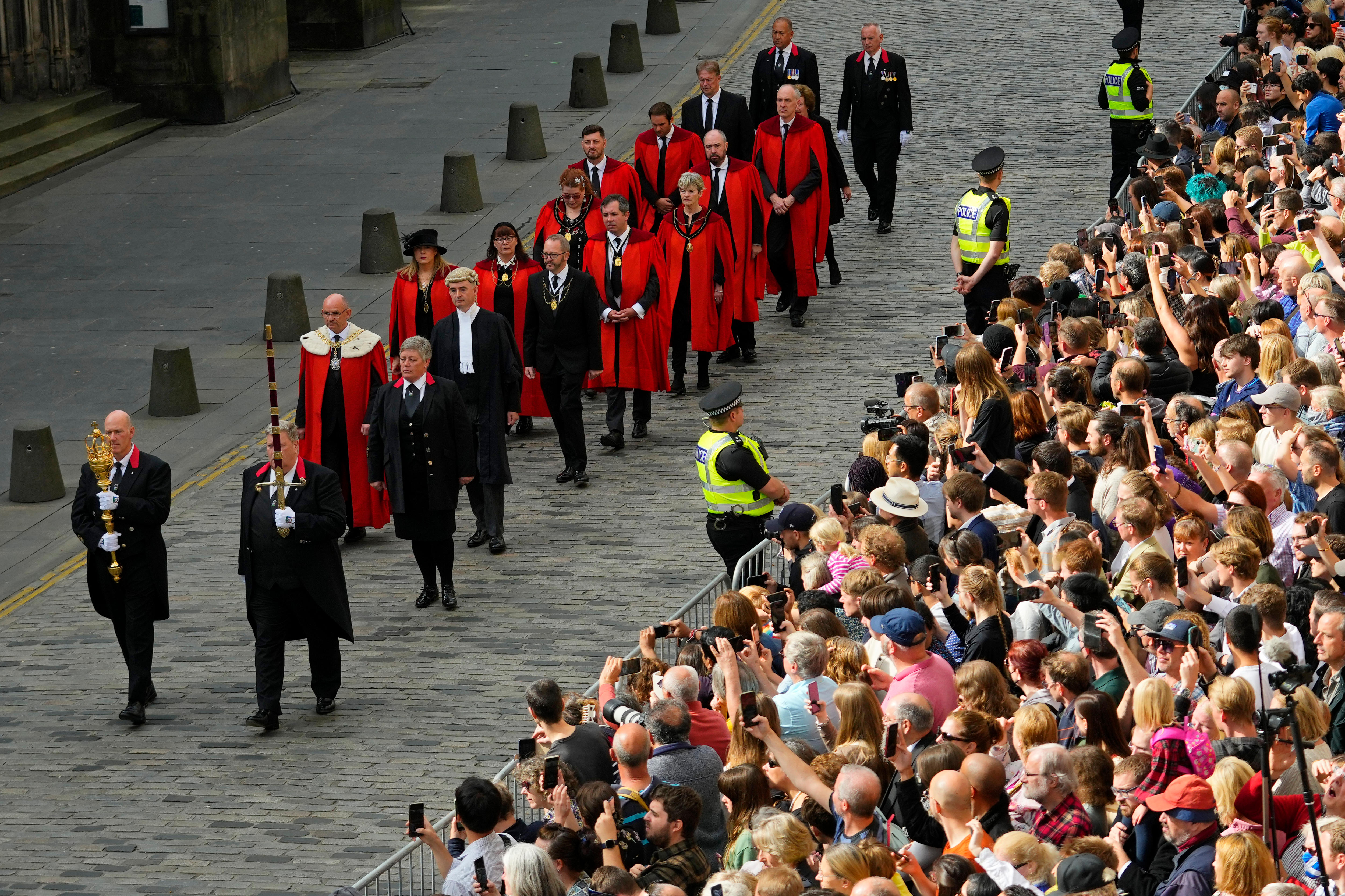 Mourners pay their respects as Queen Elizabeth II's funeral procession ...