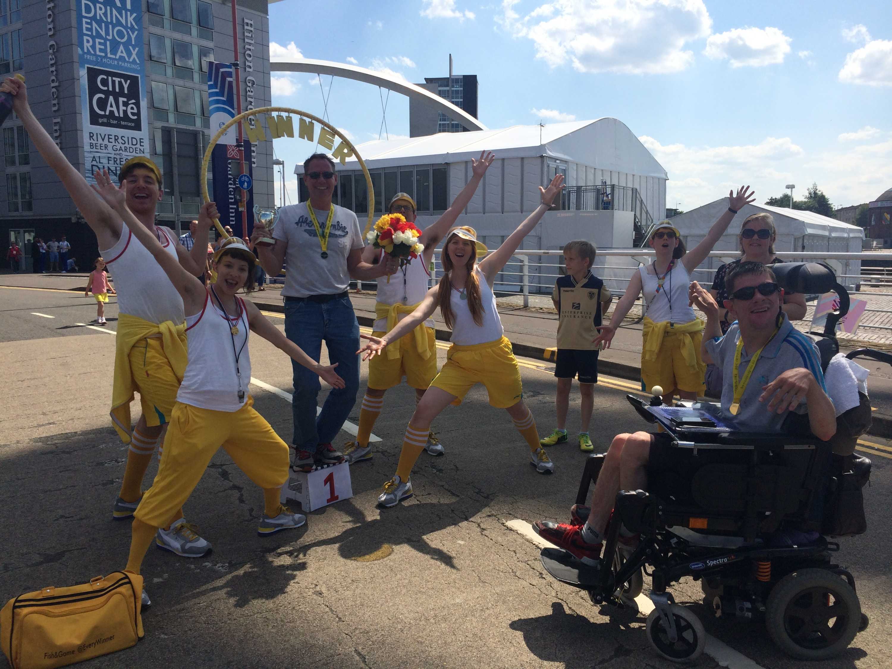 Commonwealth Games: Entertainers raise spirits of queuing spectators in ...