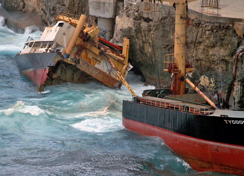 More cargo ship oil washing up on Christmas Island - ABC News