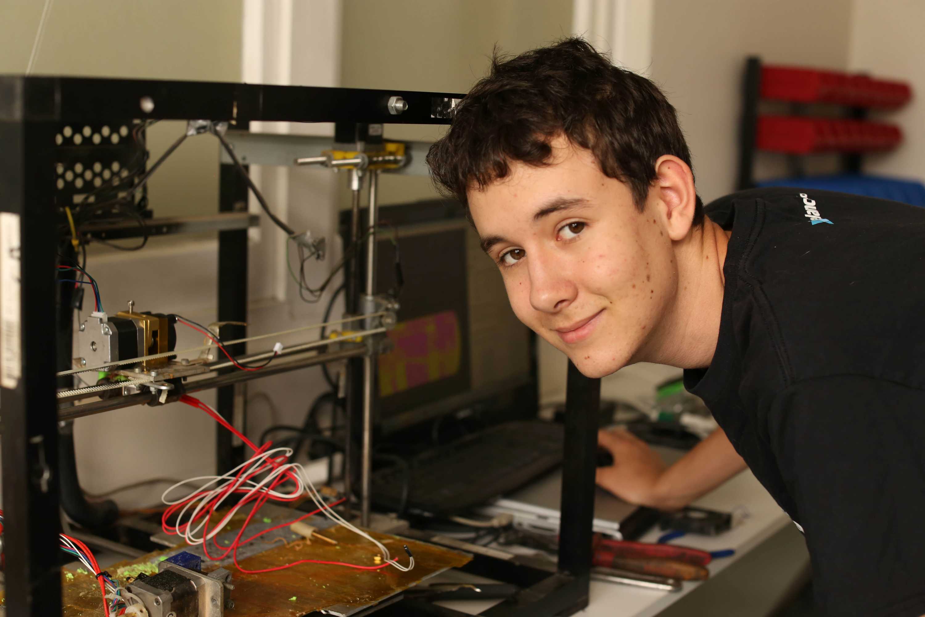 Sunshine Coast inventor's homemade robot helps people create futuristic ...